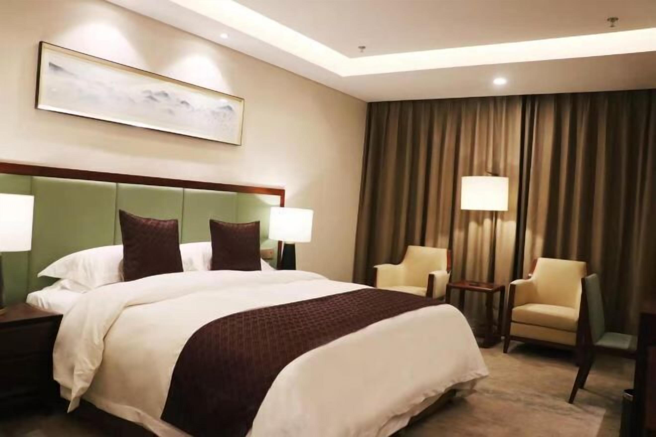 Roupas de cama premium, edredons de pluma, frigobar, escrivaninha