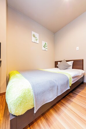Quarto Individual Económico | Secretária, cortinas/cortinados opacos, Wi-fi grátis 