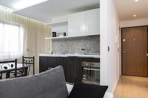 Apartamento Deluxe, terraço | Cozinha privada | Um frigorífico, um forno, uma placa de cozinha