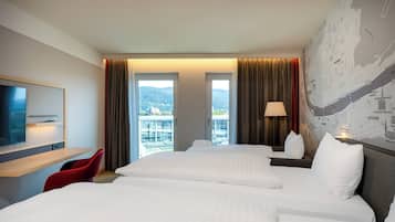 Quarto Triplo Empresarial | Roupa de alta qualidade, minibar, cofre no quarto, secretária