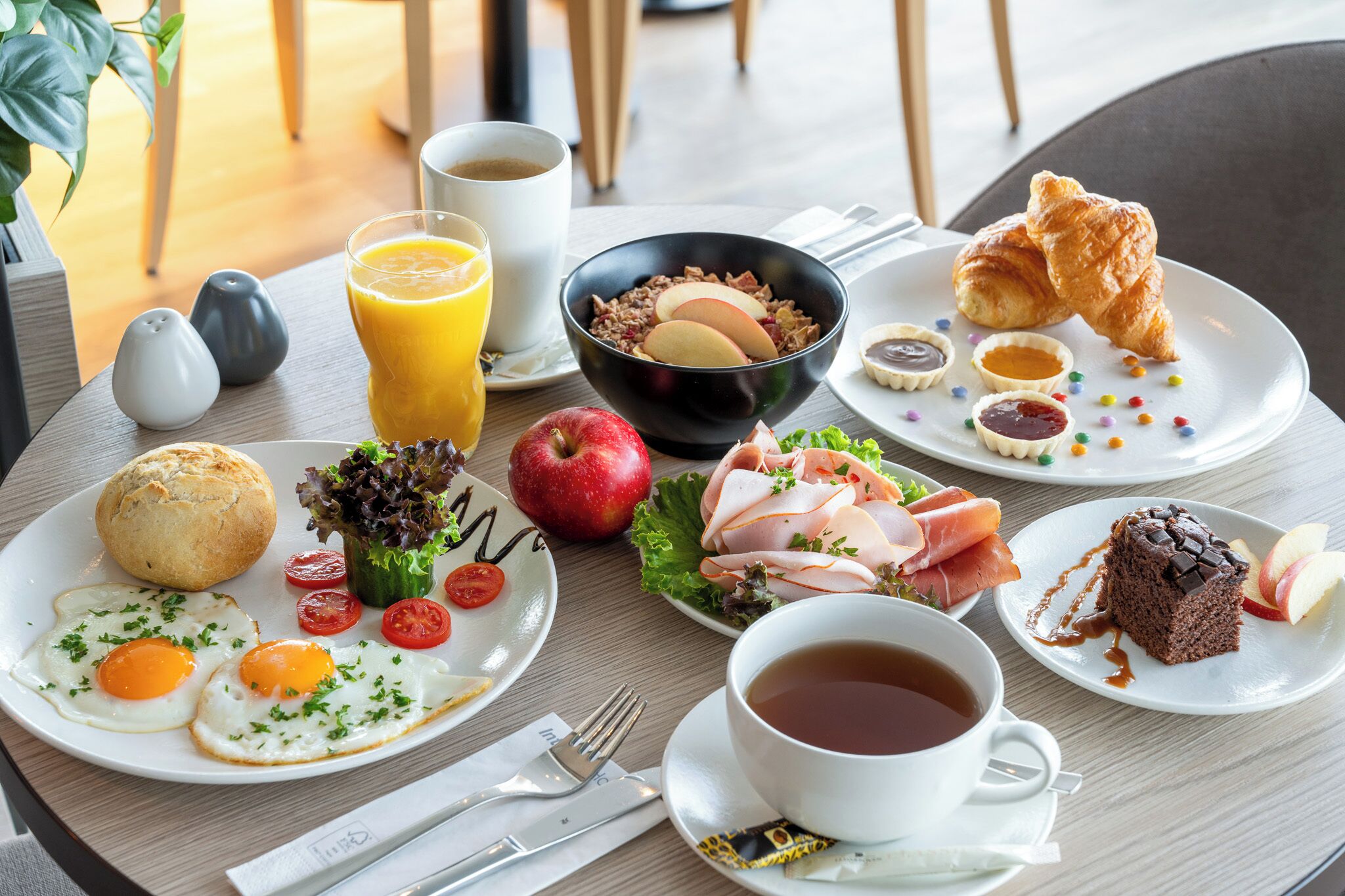 Pequeno-almoço tipo buffet diário (21 EUR por pessoa) 