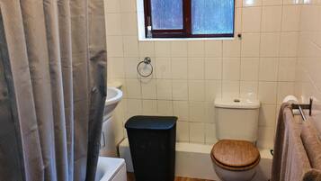 Apartamento | Casa de banho | Uma combinação polibã/banheira, uma banheira de imersão total