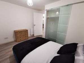 Apartamento, 2 camas queen-size | 2 quartos, ferro/tábua de engomar, Wi-fi grátis 