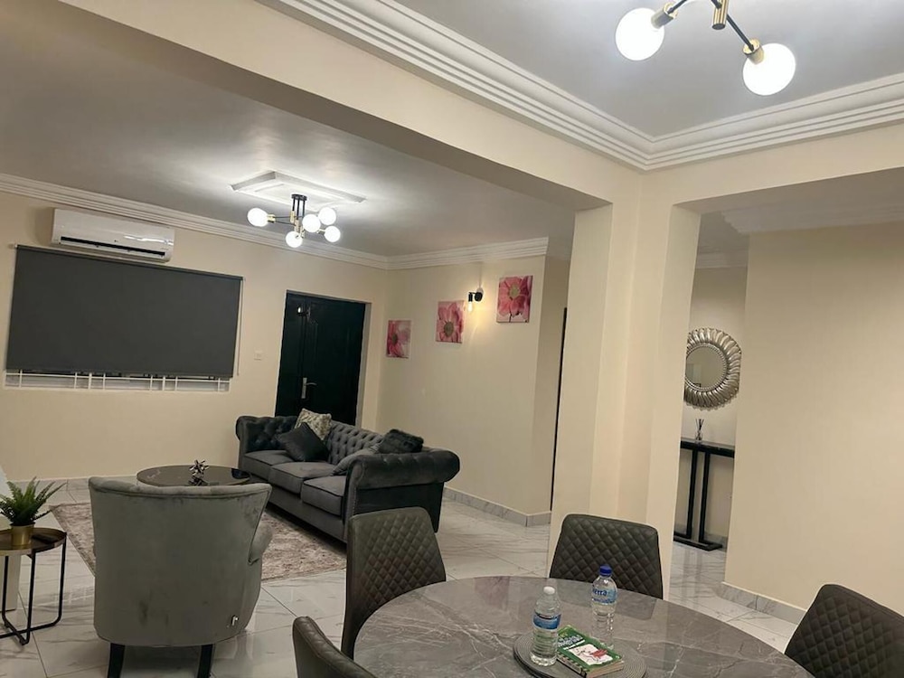 After 5 Apartment 2, 3 Spacious En-suite Bedrooms - Freetown