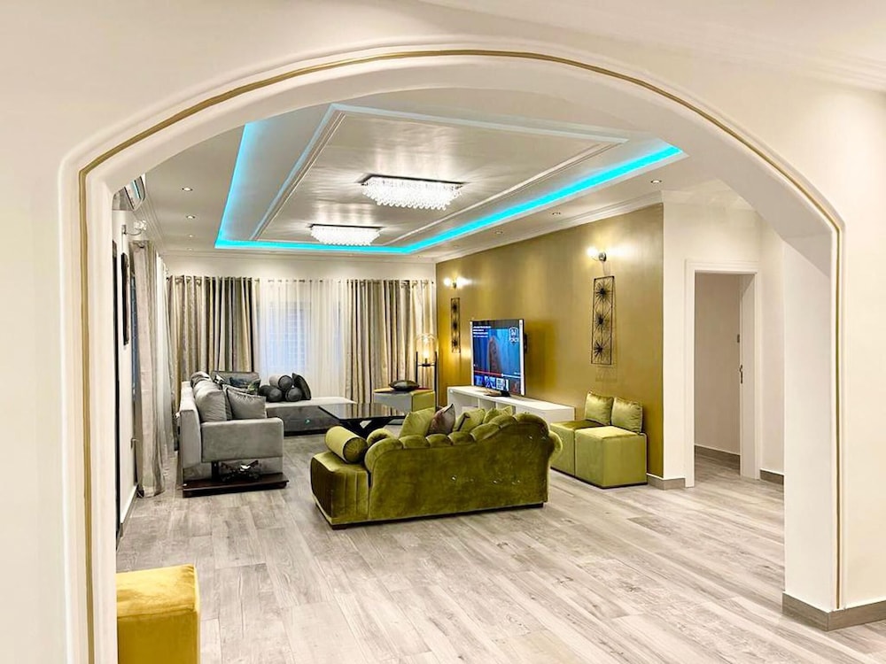 After 5 Apartment 3, 2 Spacious En-suite Bedrooms - Freetown
