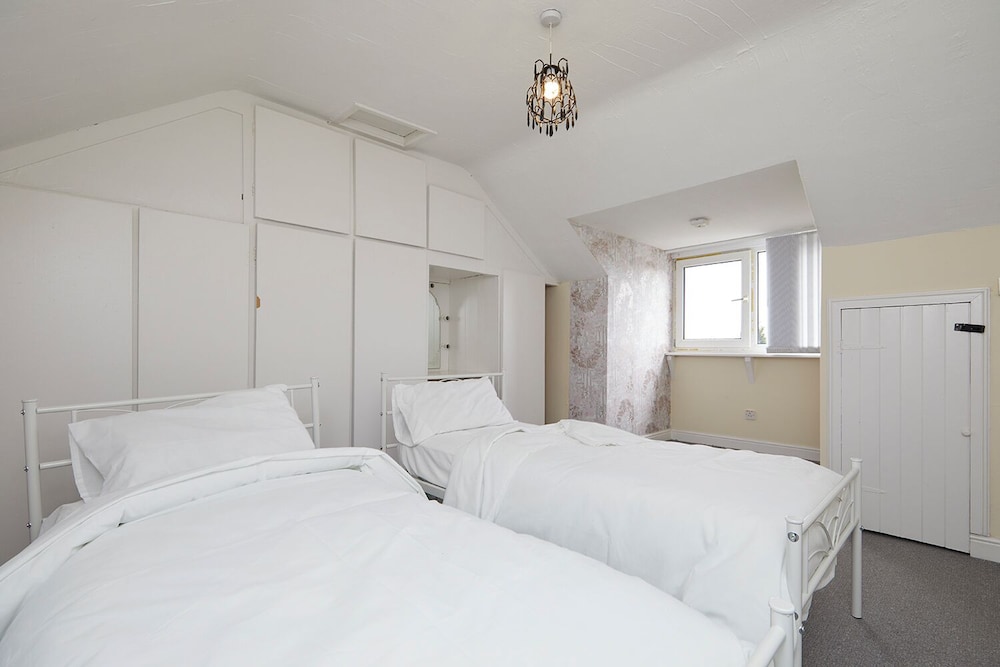 Comfortable 4-bed House In Hucknall, Nottingham - Derbyshire