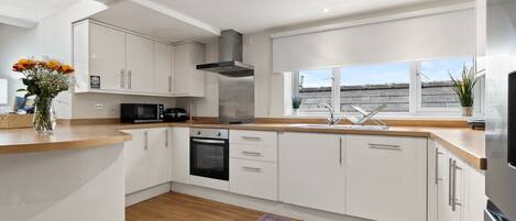Apartamento, várias camas | Cozinha privada | Um frigorífico, um micro-ondas, um forno, uma placa de cozinha
