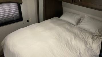 Trailer standard, para não fumantes, de frente para o mar | 1 quarto, Wi-Fi de cortesia, roupa de cama