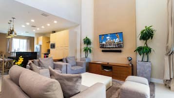 Apartamento | 4 quartos, cofre com capacidade para portátil, secretária