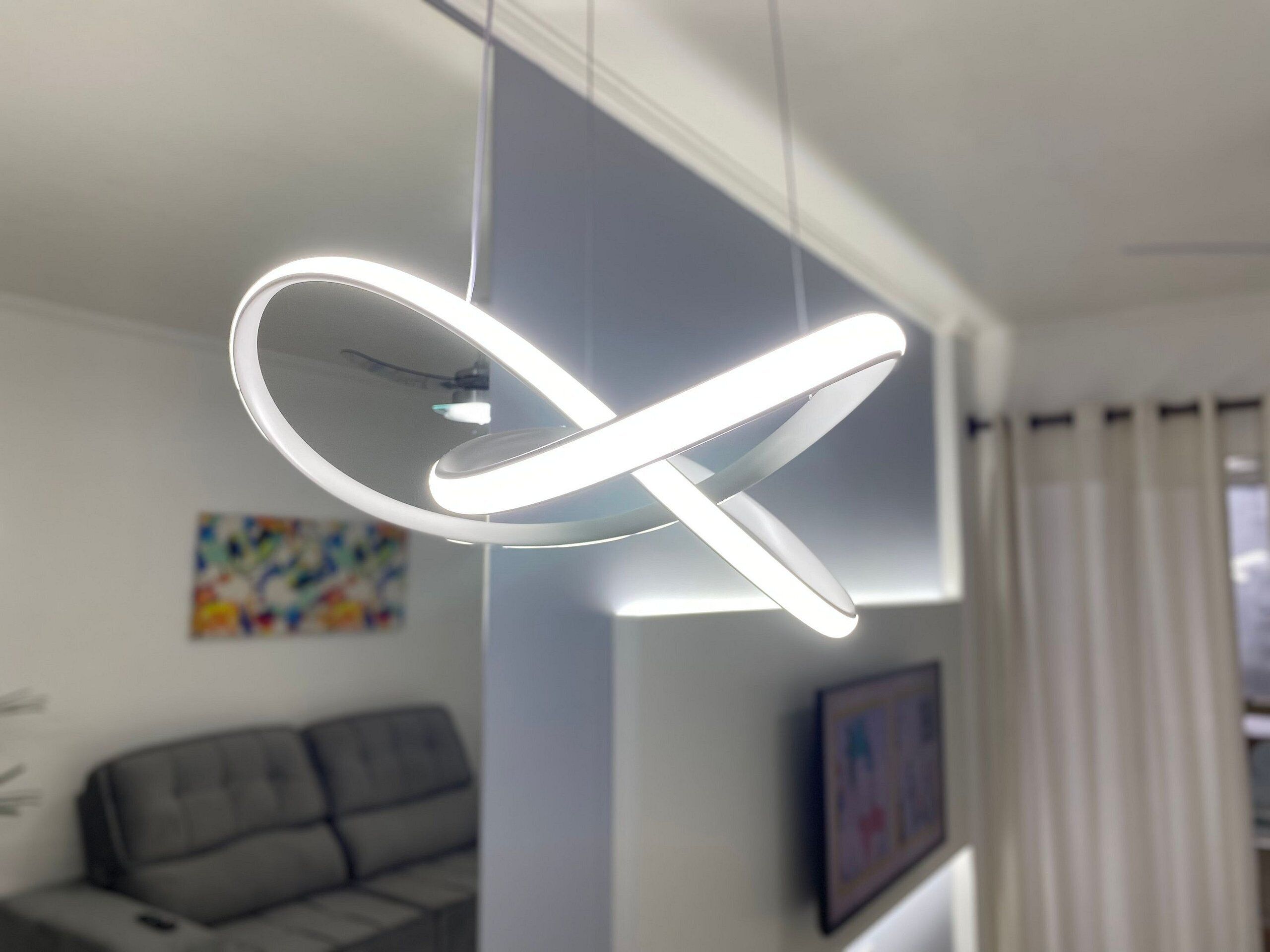 Luminária de teto moderna com design circular e pendente suspenso.