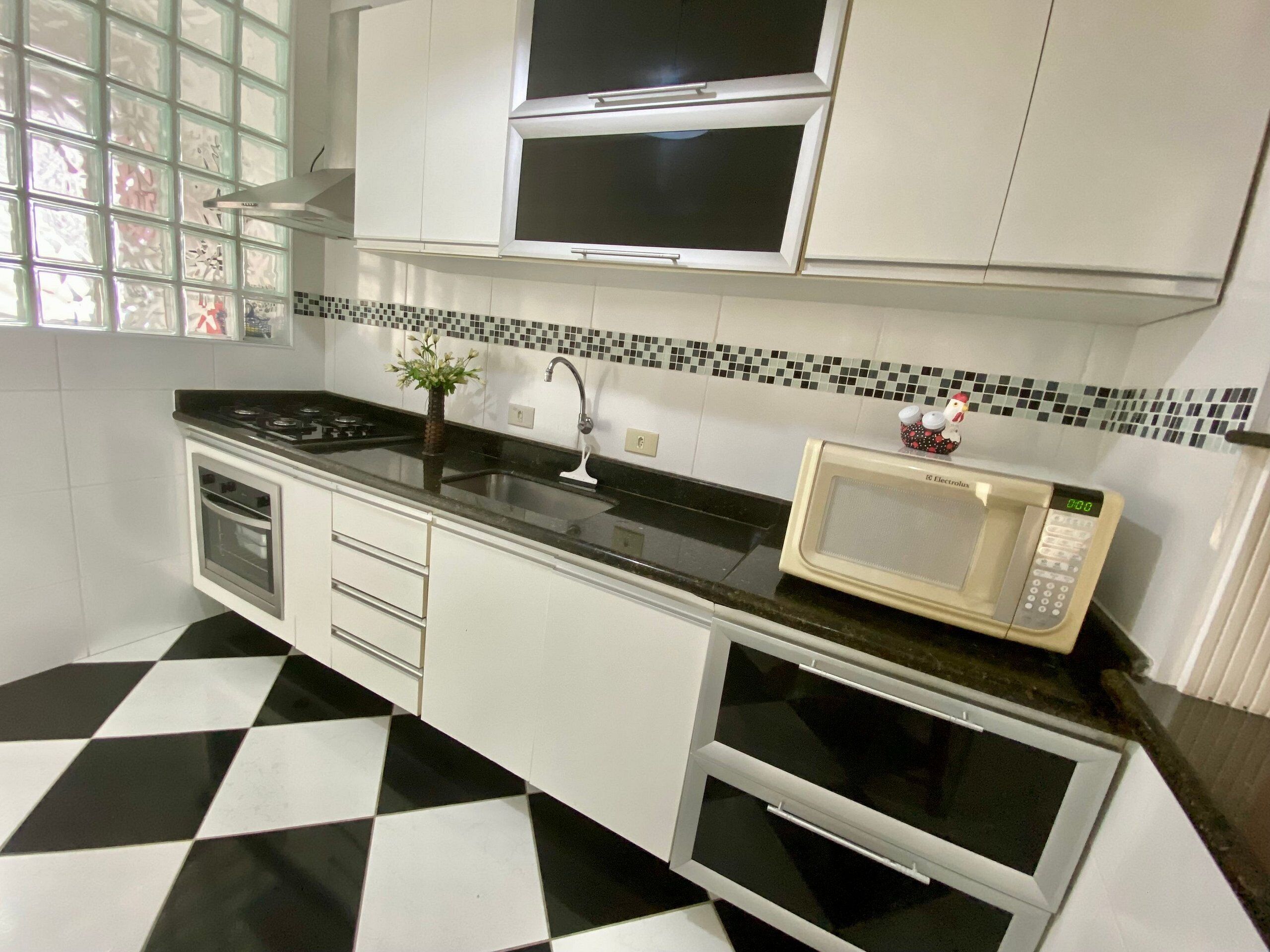 Apartamento | Cozinha privada | Um frigorífico, um micro-ondas, liquidificador, utensílios de cozinha 