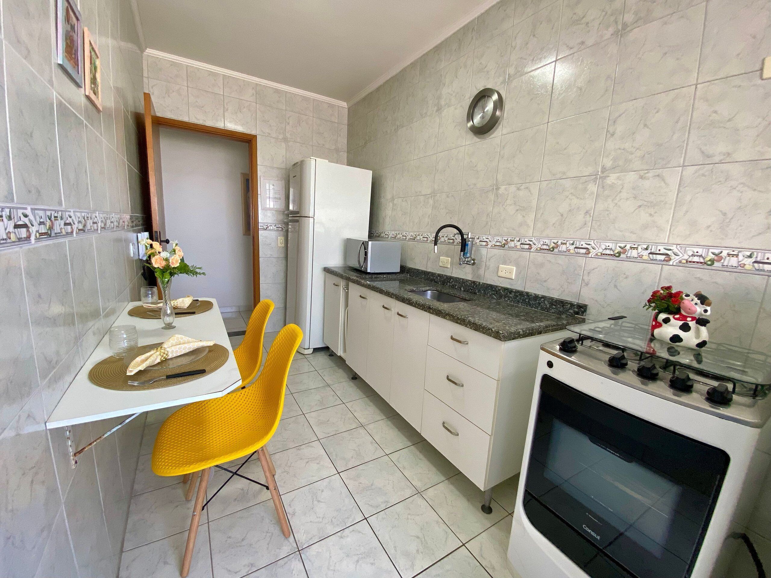 Apartamento | Cozinha privada | Um frigorífico, um micro-ondas, liquidificador, utensílios de cozinha 