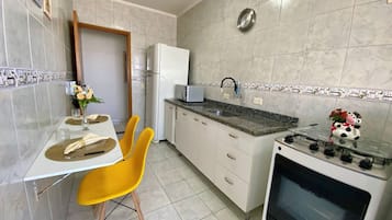 Apartamento | Cozinha privada | Um frigorífico, um micro-ondas, liquidificador, utensílios de cozinha