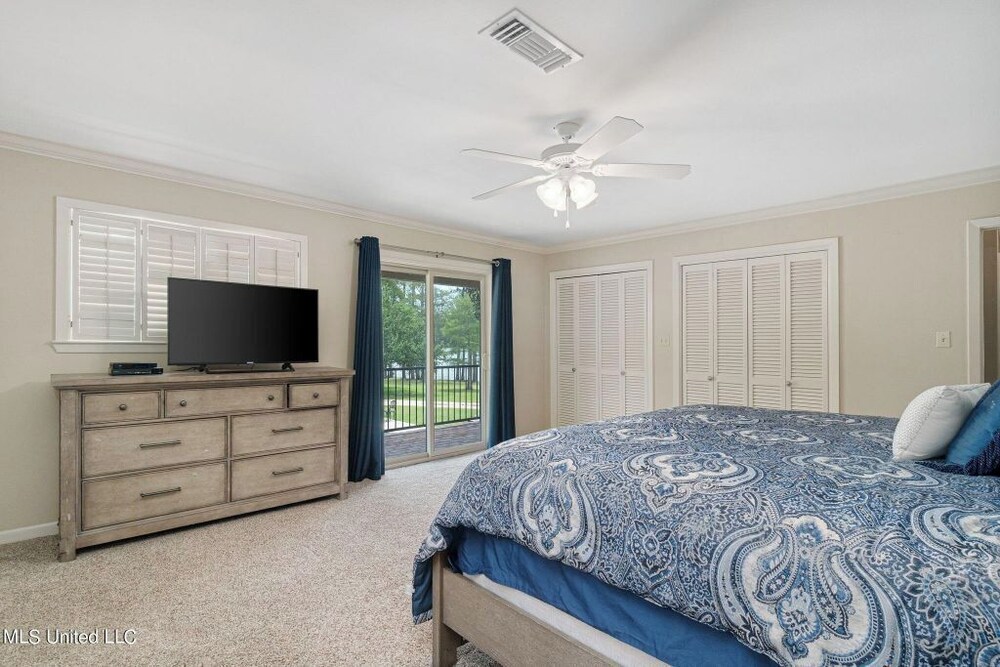 Beautiful 263 Acre Lake Front Estate - Carriere | Vrbo