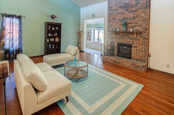 Casa, 4 quartos | Área de estar | Smart TV