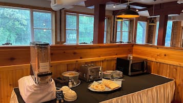 Café da manhã com buffet grátis todos os dias