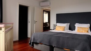 Apartamento premium, várias camas | Individualmente decorados, espaço de trabalho para notebook