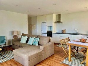 Apartamento família | Cozinha privada | Geladeira grande, micro-ondas, fogão, cooktop