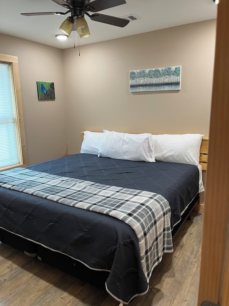 Cabin Bunkhouse With Hot Tub Private Lake View In Vian, Ok! - Greenleaf Lake, OK