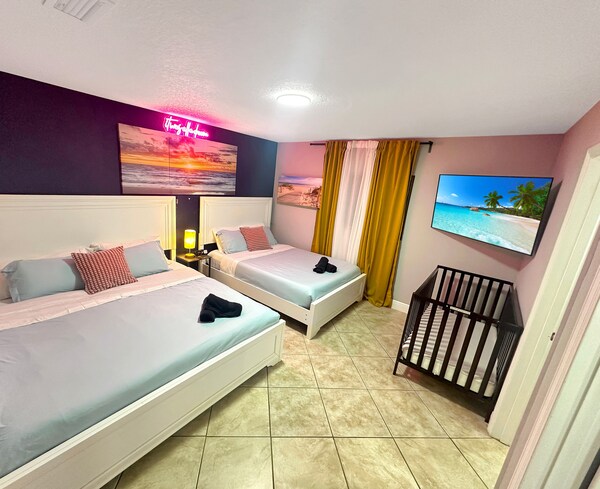 4 To 23 Guests Gameroom 2 Kitchens Bar Bbq - Coral Gables, FL