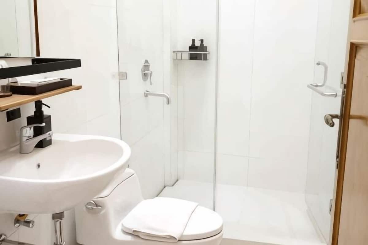 Banheiro | Chuveiro, secador de cabelo (mediante solicitação), chinelos, bidê