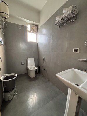 Quarto Executivo | Casa de banho | Um polibã, artigos de higiene pessoal grátis, toalhas fornecidas, sabão 