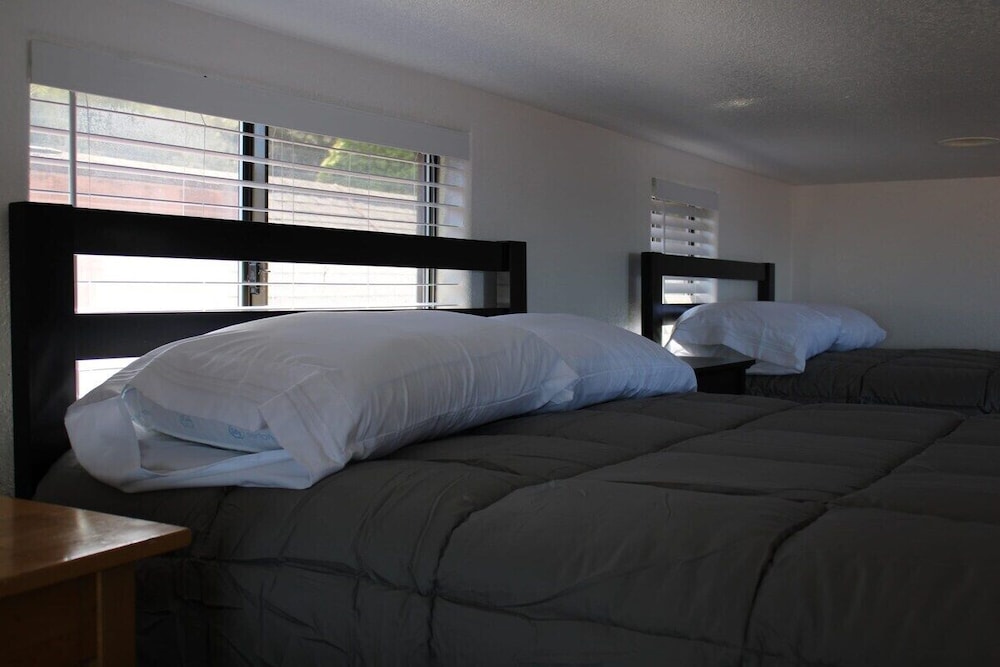 Oceanview Cabin 20 With Private Jacuzzi And Large Deck With Seating - Brookings, OR