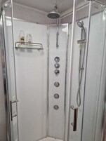 Casa | Banheiro | Chuveiro, secador de cabelo, toalhas de banho