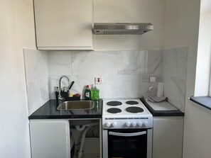 Apartamento | Cozinha privada | Um frigorífico, um micro-ondas, um forno, uma placa de cozinha 