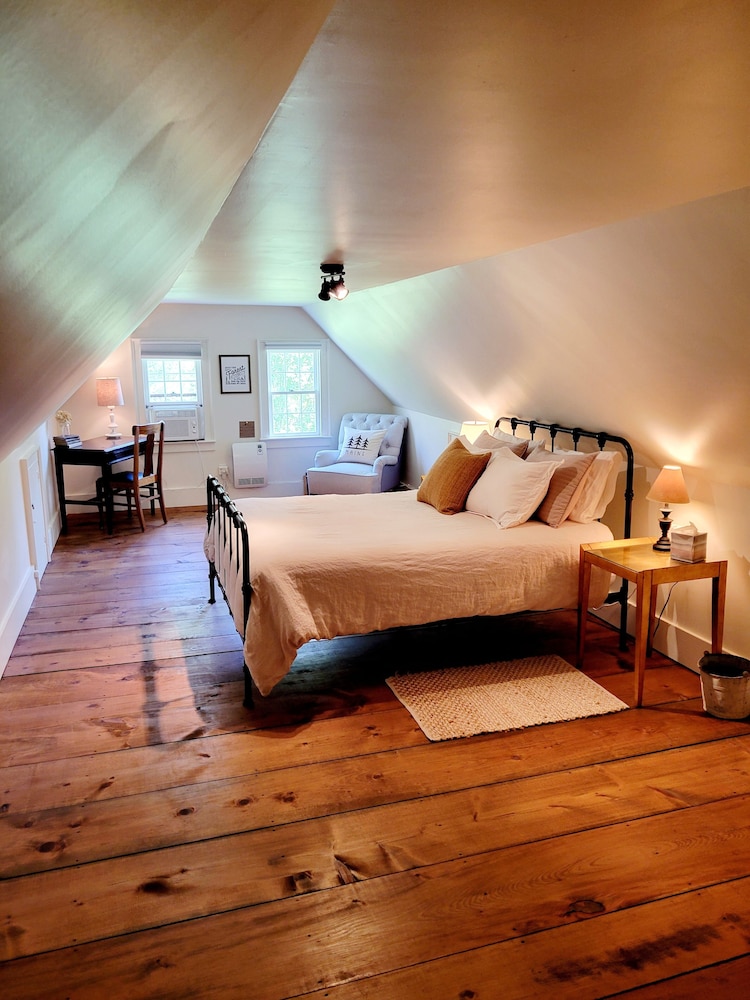 Centrally Located Midcoast Country Farmhouse Suite, Just 20 Minutes To Route 1! - Maine