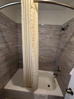 Quarto Básico | Casa de banho | Um polibã, um chuveiro fixo, toalhas fornecidas, sabão 