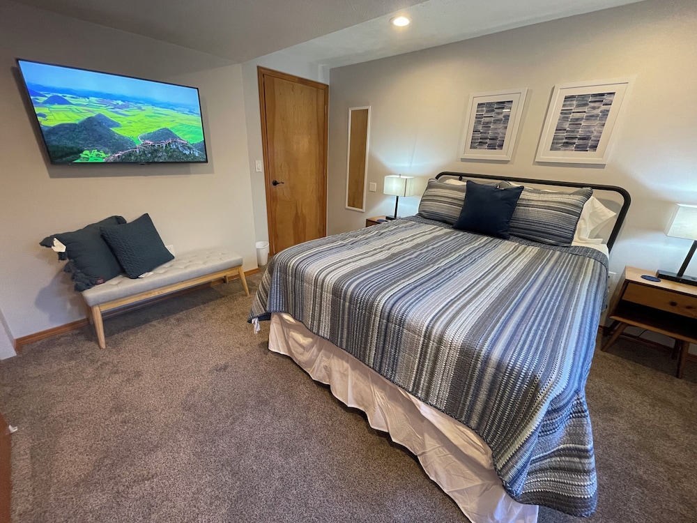 Riverside State Park 3,000 Ft. Home, Spa, Private Arcade, Fire-pit, 5bd - Spokane, WA