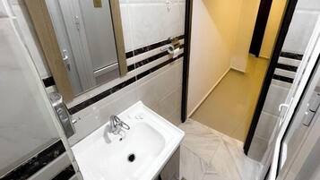 Quarto triplo urbano | Banheiro | Chuveiro, toalhas de banho