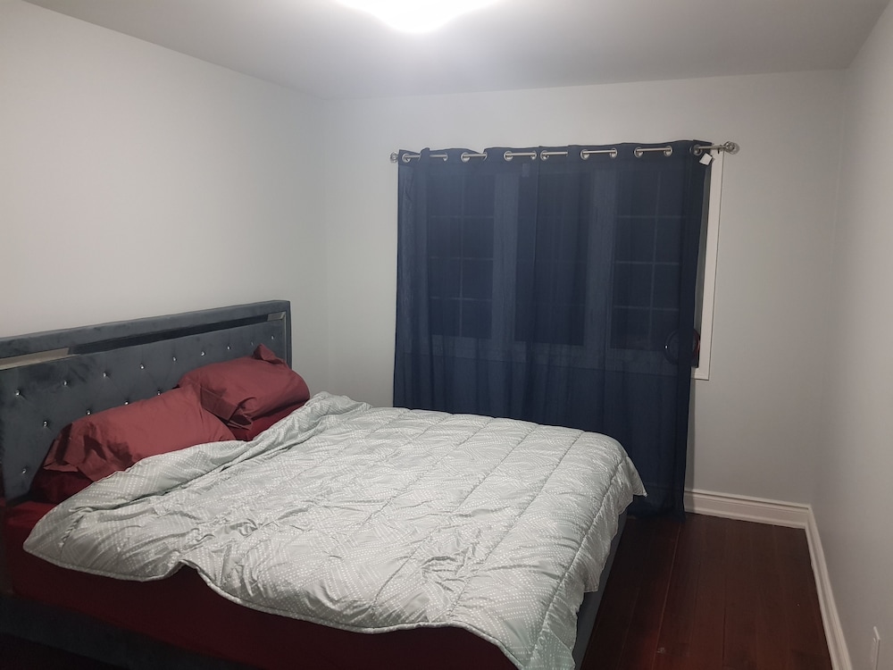 A Home For A Getaway
Located In Markham With 3 Bedrooms And 3 Washrooms . - Markham