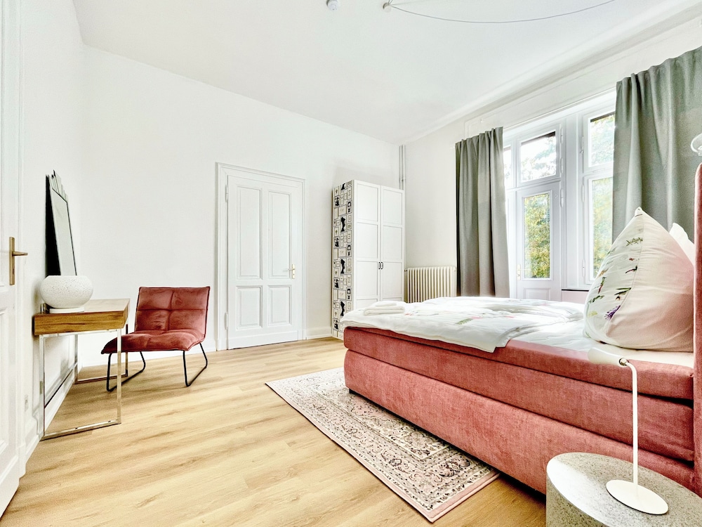 Vacation home Villa EMG Düsseldorf Essen Velbert 22P - Langenberg | Vrbo