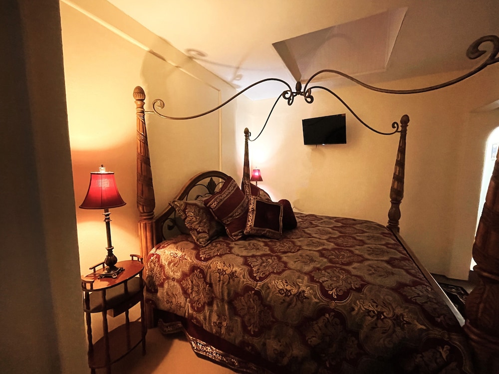 The Moriah- An Exquisitely Decorated Home With An 1800's Look Located In Town. - Tombstone Arizona, Tombstone
