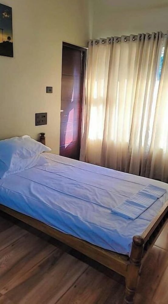 Cozy Glass Villa Home. Five Minutes Walk To The Happening Varkala Cliff - Varkala