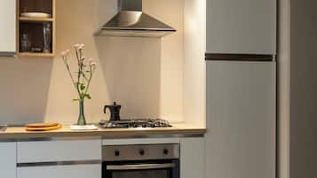 Apartamento Standard | Cozinha privada | Um frigorífico/congelador grande, um micro-ondas, um forno