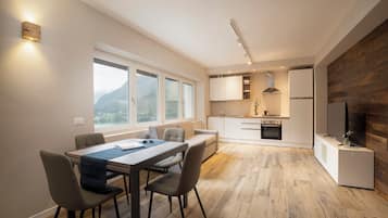Apartamento Standard | Sala | Smart TV de 50 polegadas com canais digitais, serviços de streaming