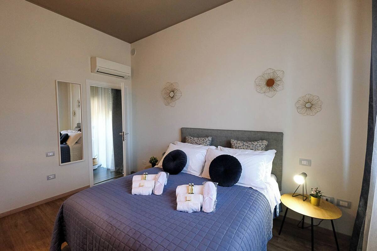 Apartamento Deluxe, 1 quarto, varanda | Roupa de alta qualidade, camas de colchão viscoelástico, secretária 