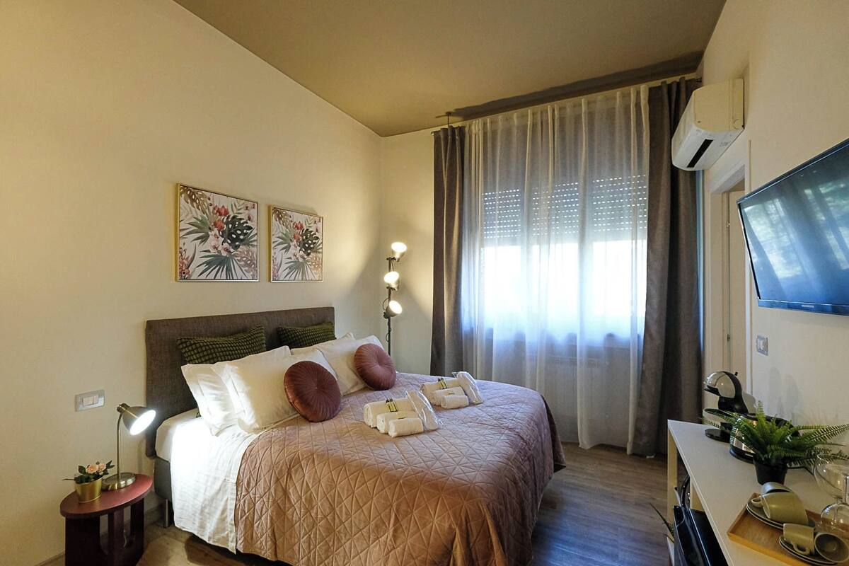 Quarto Duplo Superior, casa de banho privativa | Roupa de alta qualidade, camas de colchão viscoelástico, secretária 