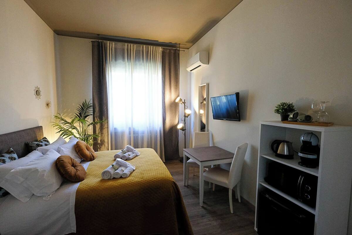Quarto Triplo Superior, casa de banho privativa | Roupa de alta qualidade, camas de colchão viscoelástico, secretária 