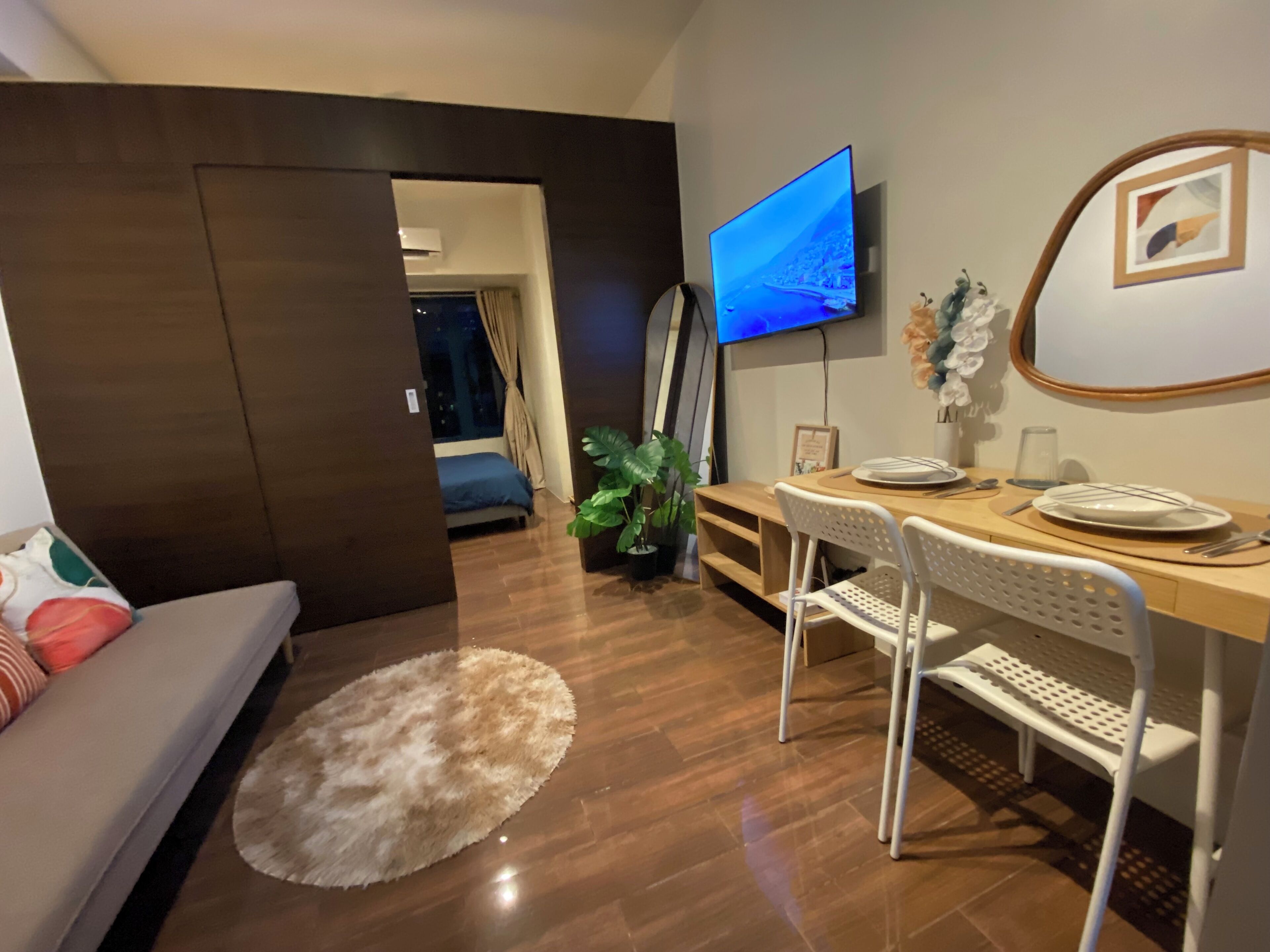 Apartamento Comfort, 1 cama queen-size e sofá-cama, cozinha, Vista para a cidade | Sala de estar | Smart TV de 43 polegadas com canais via satélite 