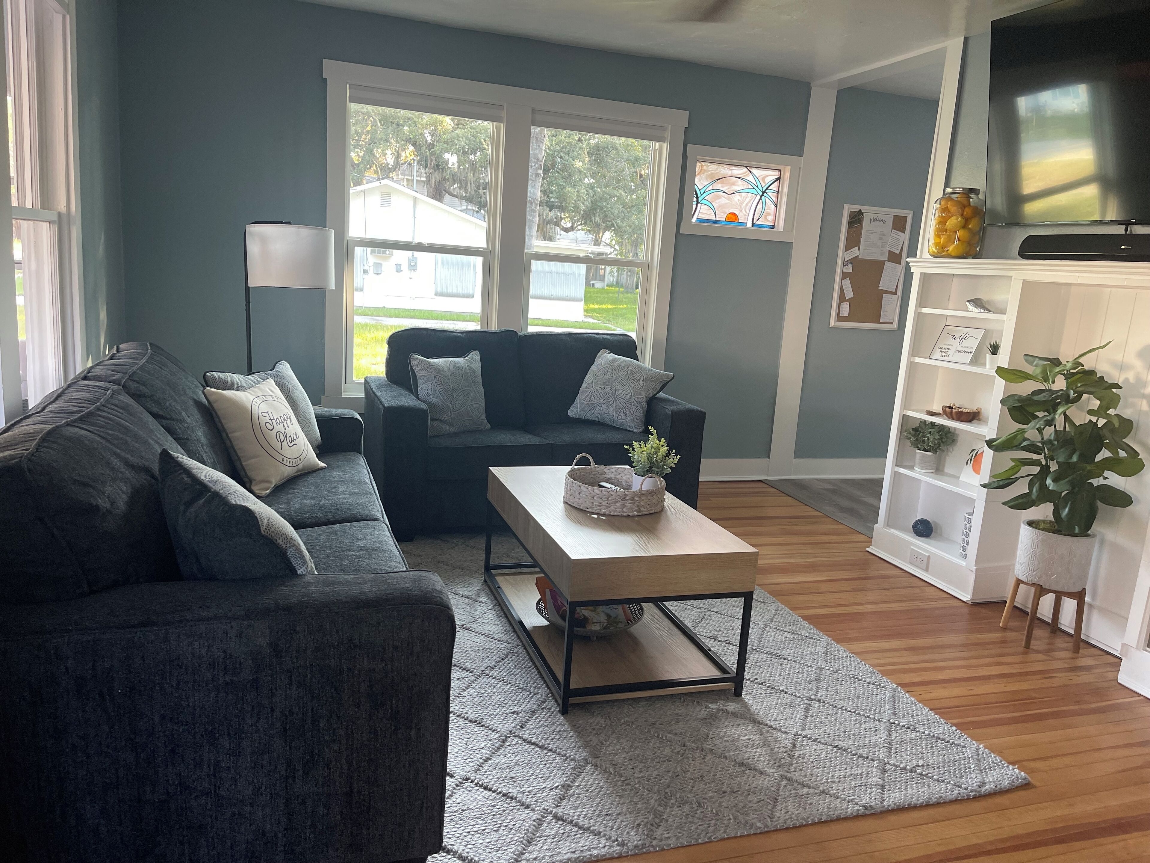 Beachy Bungalow In The Heart Of Dunedin; 5 Minute Walk To Downtown - Dunedin, FL