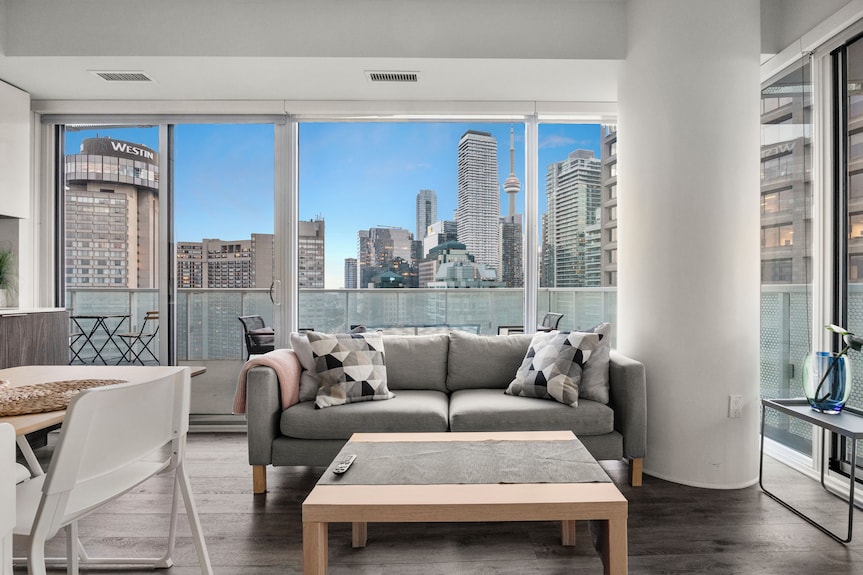 Dream Suite In Harbourfront Core With Amazing Lake & Cn Tower View - Toronto