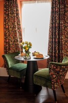 Quarto casal | Cortinas blackout, quartos à prova de som, Wi-Fi de cortesia