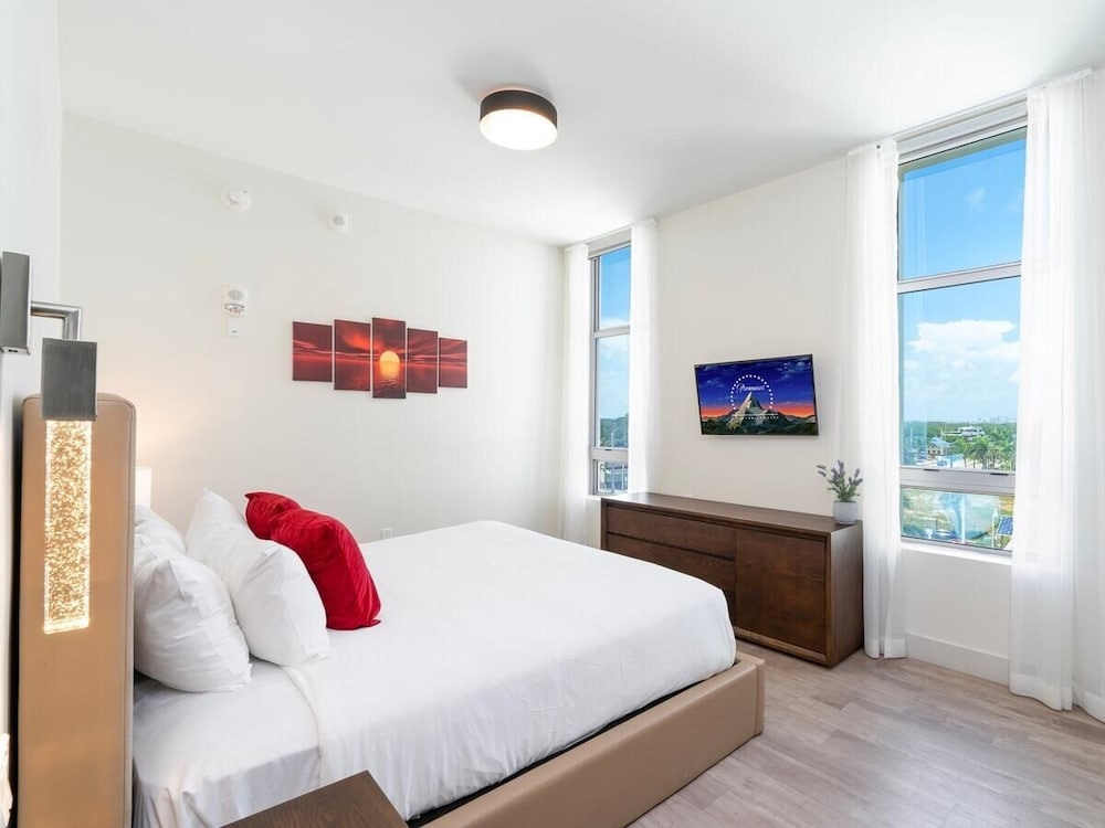 CH- Exclusive 1BR condo w/ rooftop bar and pool, partial water view ...