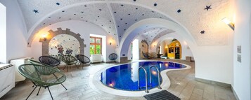 2 piscinas internas, piscina externa sazonal, guarda-sóis