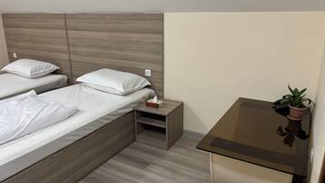 Quarto Duplo ou Twin | Cofre no quarto, cortinas/cortinados opacos, ferro/tábua de engomar