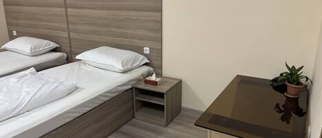 Quarto Duplo ou Twin | Cofre no quarto, cortinas/cortinados opacos, ferro/tábua de engomar